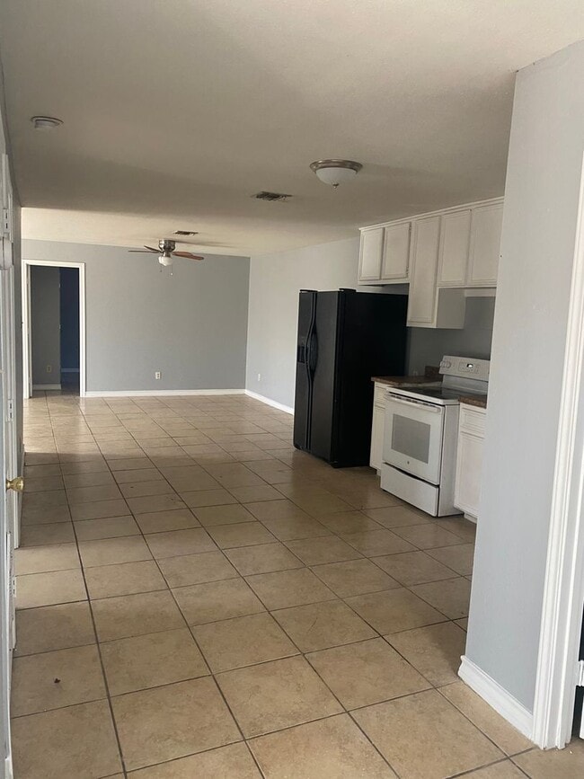 3/1-Back house apartment, you only pay ele... Unit 1921 15th St. #3 ...