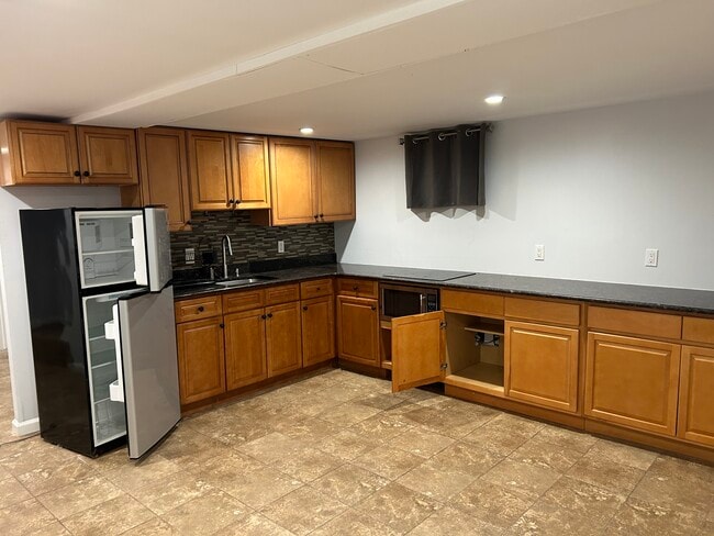 2832 Maitland Ave Unit Lower Level Basement Off-Campus Housing, Bronx, NY