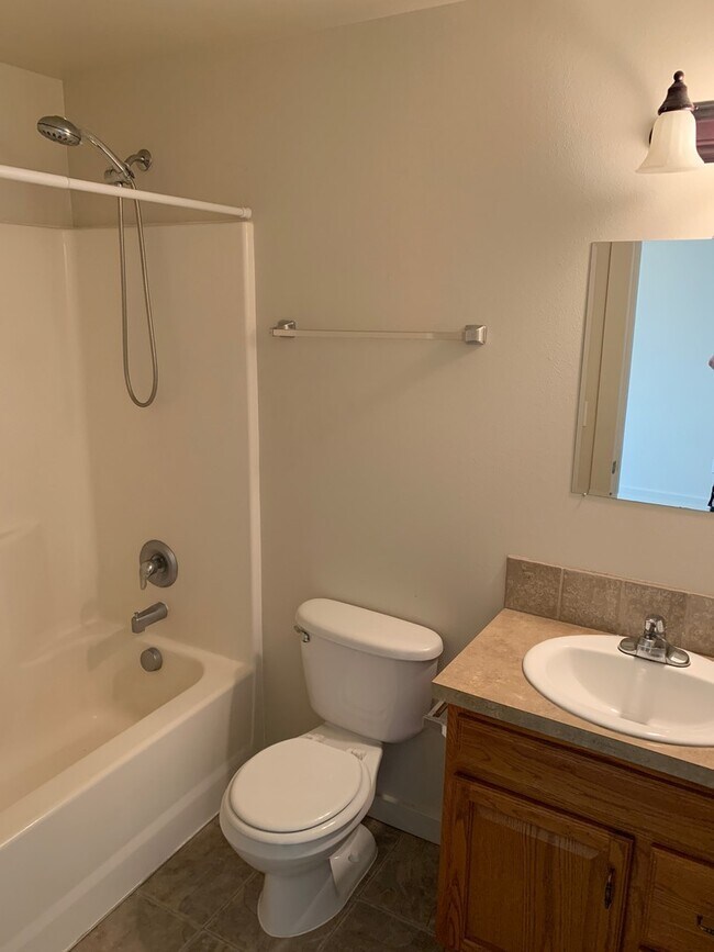 SF289-Hull St Duplex-Blakely Unit 692 - Madras, OR | ForRent.com