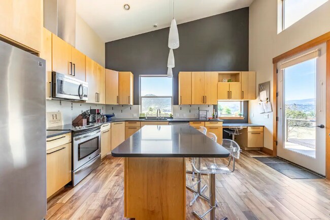 10 Neighborly Way - House for Rent in Bingen, WA | ForRent.com