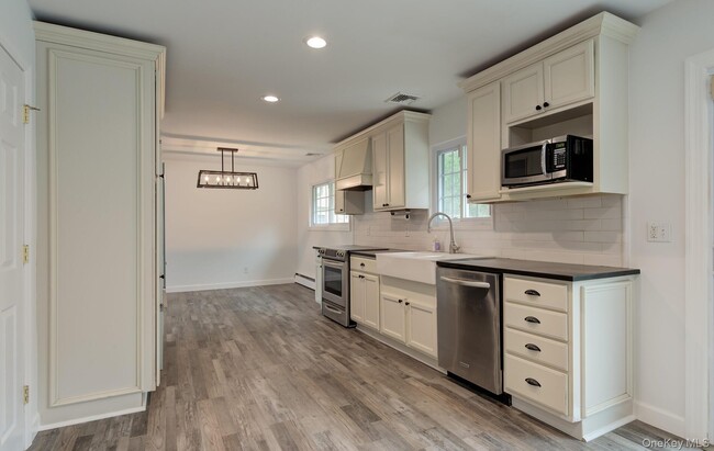 20 Arcadia Dr Off-Campus Housing, Dix Hills, NY