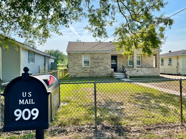 909 Oak Ave - House for Rent in Westwego, LA | ForRent.com