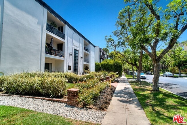 416 N Oakhurst Dr Unit 202 Off-Campus Housing, Beverly Hills, CA