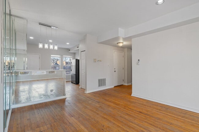 6850 S Dante Ave Unit 2N Off-Campus Housing, Chicago, IL