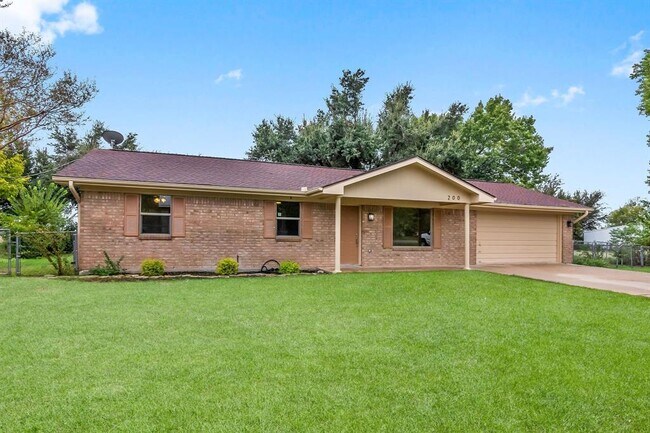 200 Eckhart Ave House - House Rental in Thrall, TX | ForRent.com