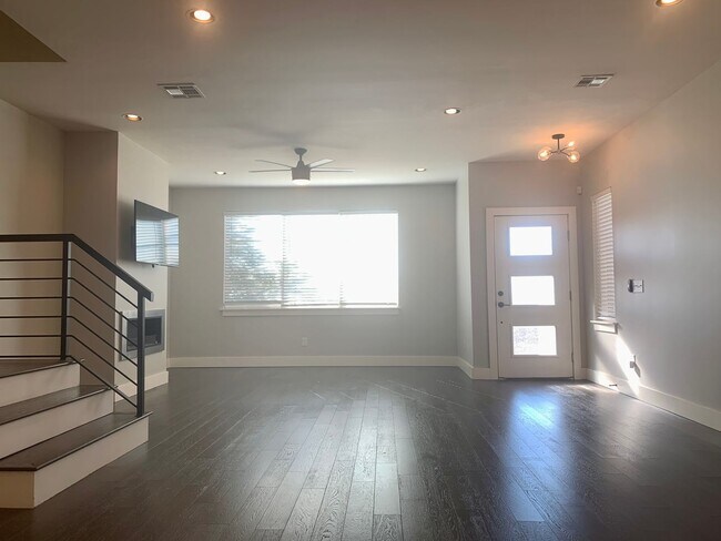 3 Bed 2.5 Bath Modern Townhome Close to Do... - House Rental in ...