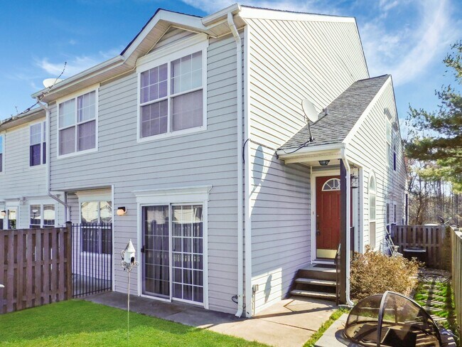 Pet Friendly End Unit Townhouse with Fence... - House Rental in Great ...