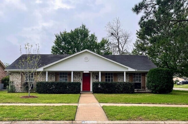 8706 Collingsdale Rd House - House Rental in La Porte, TX | ForRent.com