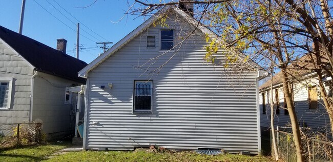 Clark / Fulton - 2 Bedroom - Single Family... - House Rental in ...