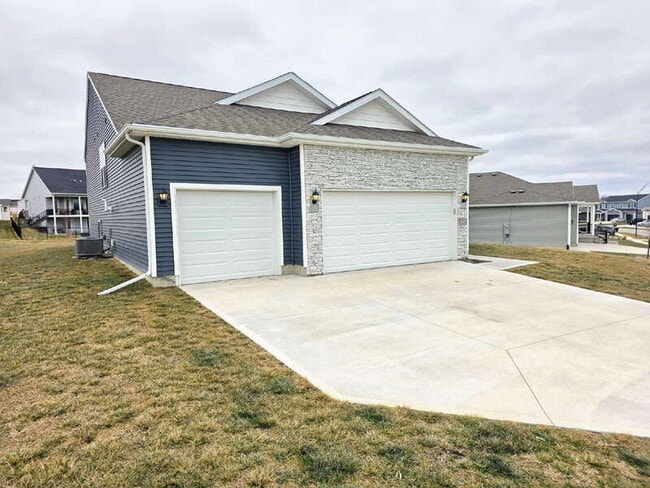 1724 Southbridge Dr Off-Campus Housing, Adel, IA