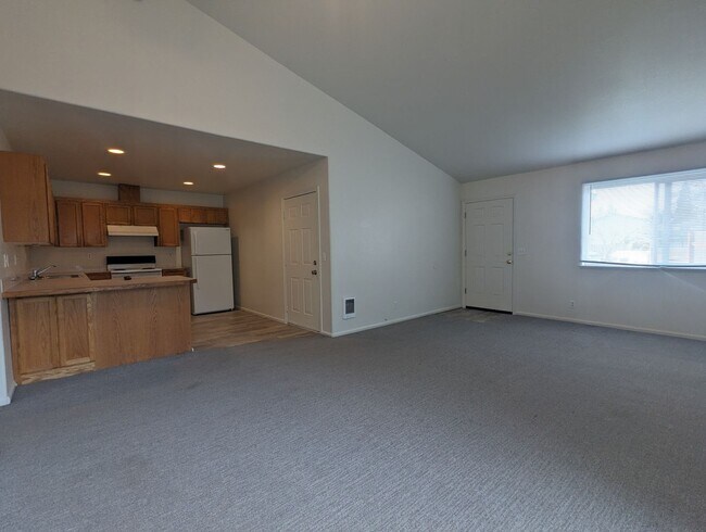 Great 2 bed/1 bath duplex with fenced in y... Rental - House Rental in ...