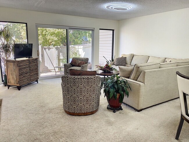 Evolve Real Estate: Stunning Townhome in P... - House Rental in ...