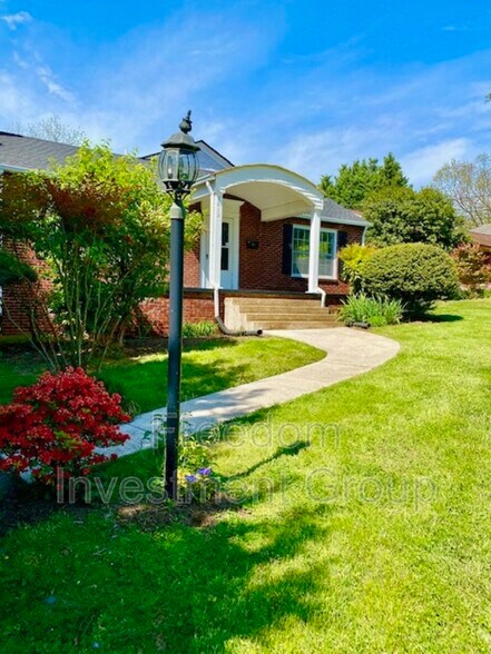 2913 Sanders Dr - House for Rent in Knoxville, TN | ForRent.com