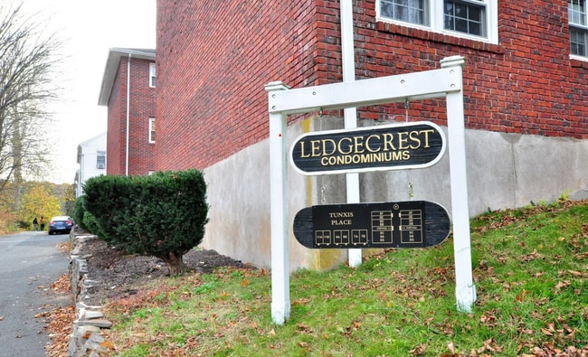 5 Tunxis Pl Unit C Off-Campus Housing, Simsbury, CT