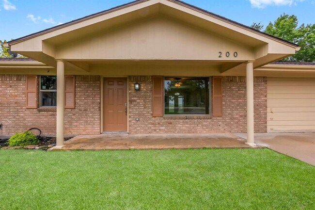 200 Eckhart Ave House - House Rental in Thrall, TX | ForRent.com
