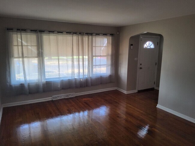 This stunning raised brick -ranch home sit... - House Rental in Chicago ...