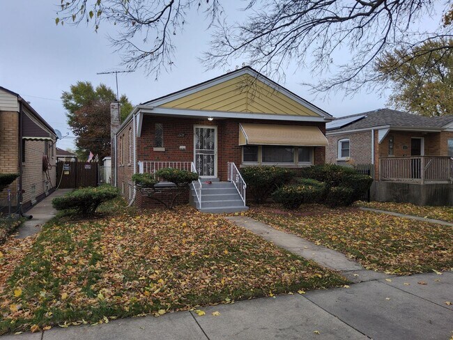 This stunning raised brick -ranch home sit... - House Rental in Chicago ...