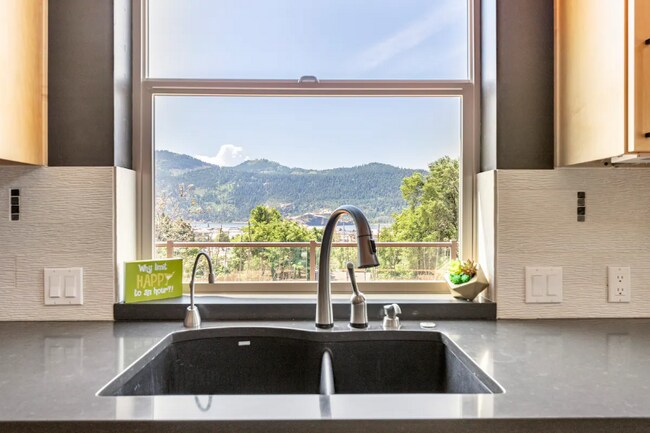 10 Neighborly Way - House Rental in Bingen, WA | ForRent.com