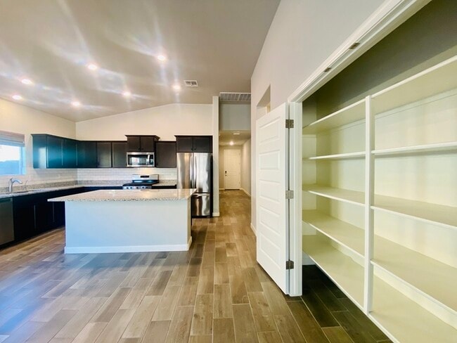 Modern 3 Bedroom + 1 Den with Beautiful Ba... - House Rental in Tucson ...