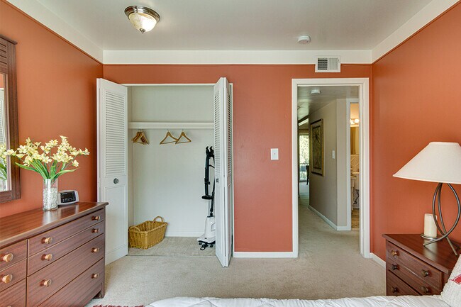 Hidden Tree Apartments and Townhomes For Rent in East Lansing, MI ...