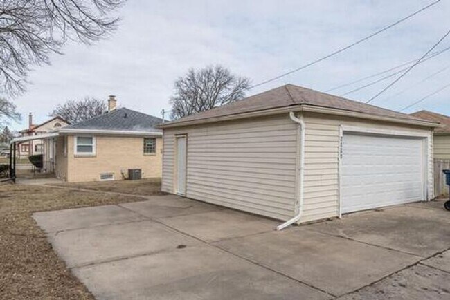 Brick Ranch Single Family Home - House Rental in Milwaukee, WI ...