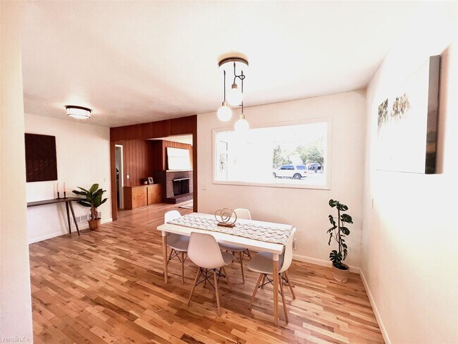 5 br, 2 bath House - 12605 Southeast Ramon... - House Rental in ...