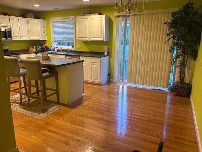 Southern Nashua Townhouse For Lease Off-Campus Housing, Nashua, NH