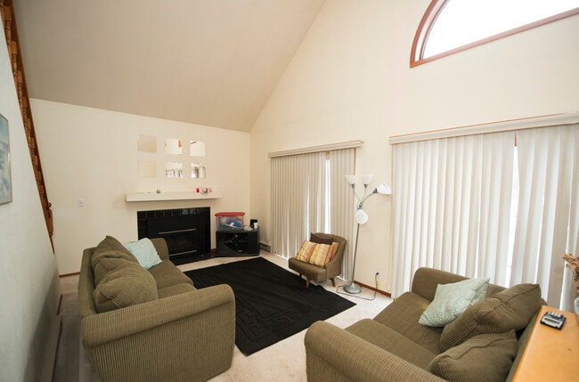 23 W Niagara St Off-Campus Housing, Duluth, MN