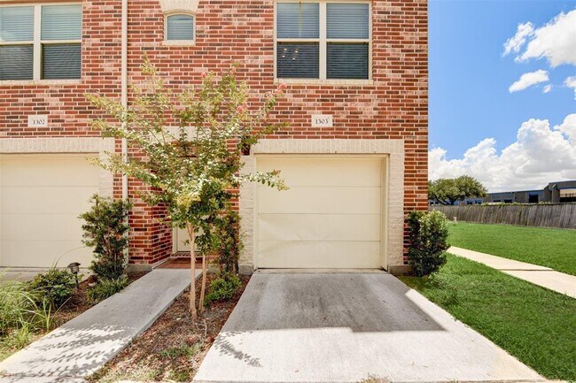 5941 S Loop E Condo Unit 1303 - Condo for Rent in Houston, TX | ForRent.com