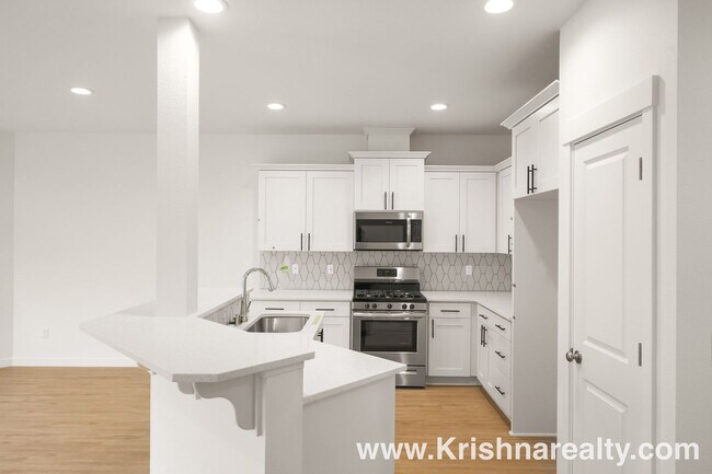 MODERN 3 BD* 2.5 BA* New Consctruction Tow... - House Rental in ...