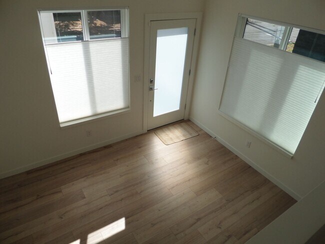 Newer & STUNNING Two Bedroom + Den Condo w... - House Rental in Seattle ...