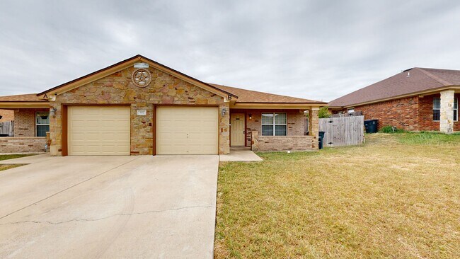 Gorgeous duplex with new EVP flooring House - House Rental in Killeen ...