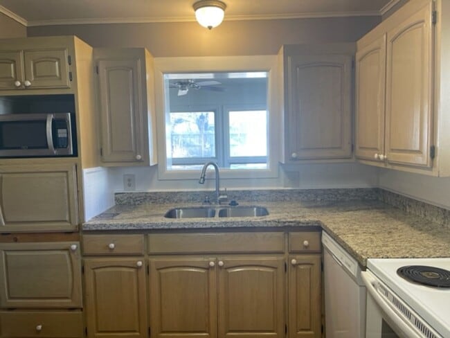 Large 1960's Home Near 21st & Sheridan! Off-Campus Housing, Tulsa, OK