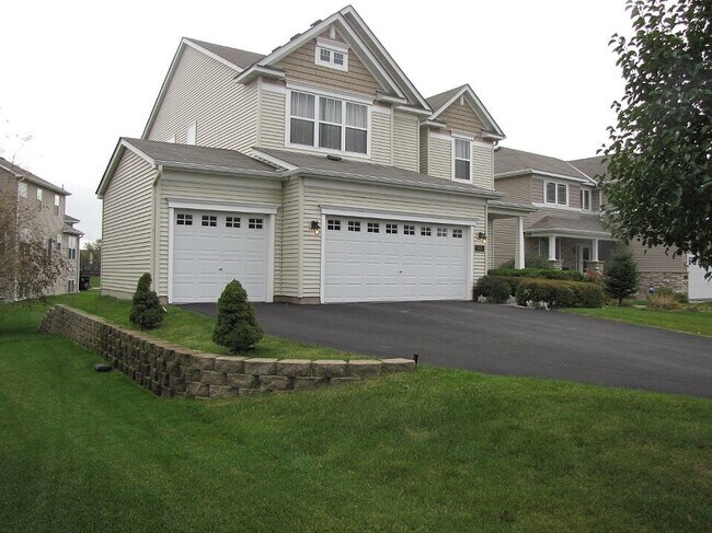 AVAILABLE! 4 Bedrooms on upper level! Comm... - House Rental in ...