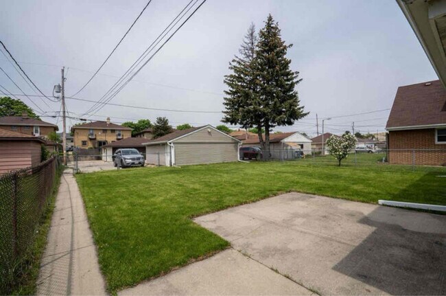 4423 South 13th Street Apartment Unit 4423 - Milwaukee, WI | ForRent.com