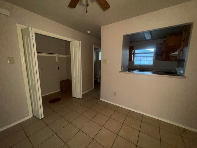 2801 S Bartlett Ave Unit 4 Off-Campus Housing, Laredo, TX