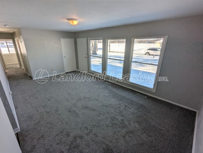 Updated 3-Bedroom Homewood Ranch with Garage Off-Campus Housing, Lorain, OH