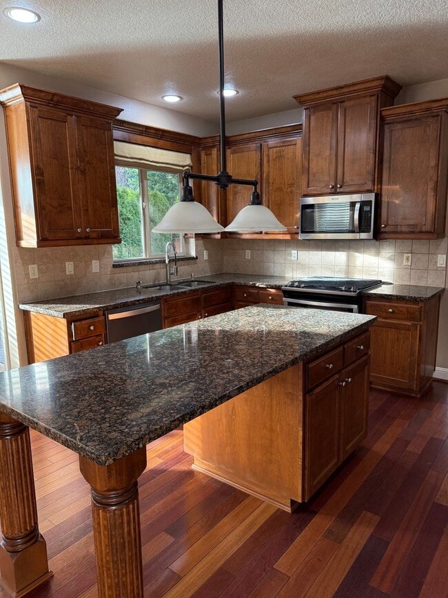 Goregous 5 Bedroom Home! Great Location! Vaulted Ceilings! Fenced Yard ...