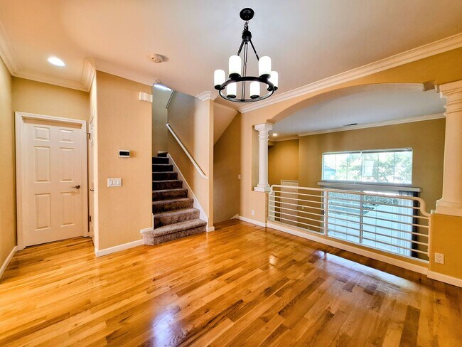 Beautiful 3bd Multi-level Condo With Attac... - Townhome Rental in San ...