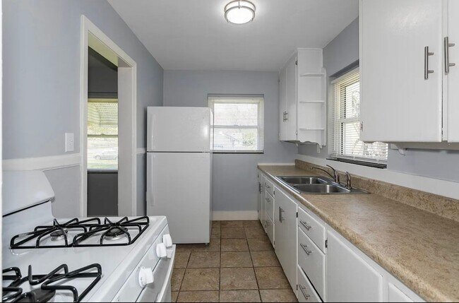 Cute 2 bedroom Bungalow home for rent! Ava... - House Rental in Kansas ...