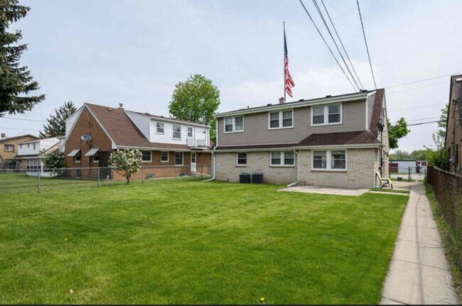 4423 South 13th Street Apartment Unit 4423 - Milwaukee, WI | ForRent.com