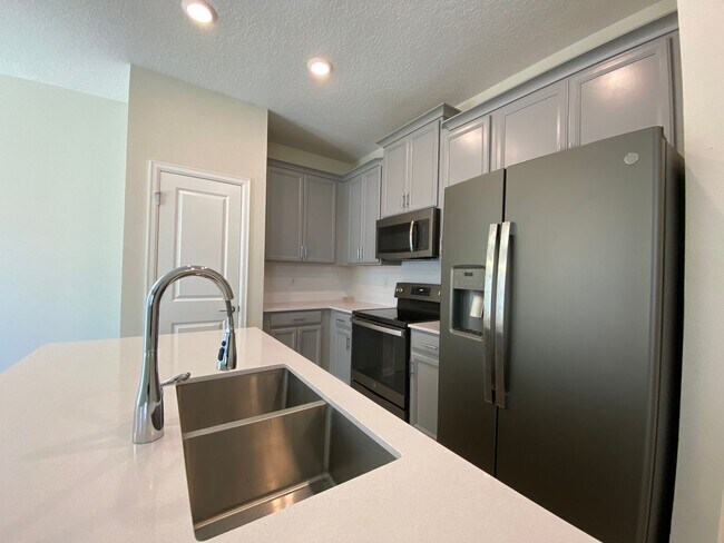 MODERN SYTLE 3 BD / 2.5 BA TOWNHOUSE - House Rental in Davenport, FL ...