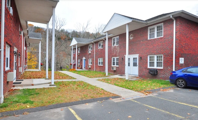 5 Tunxis Pl Unit C Off-Campus Housing, Simsbury, CT