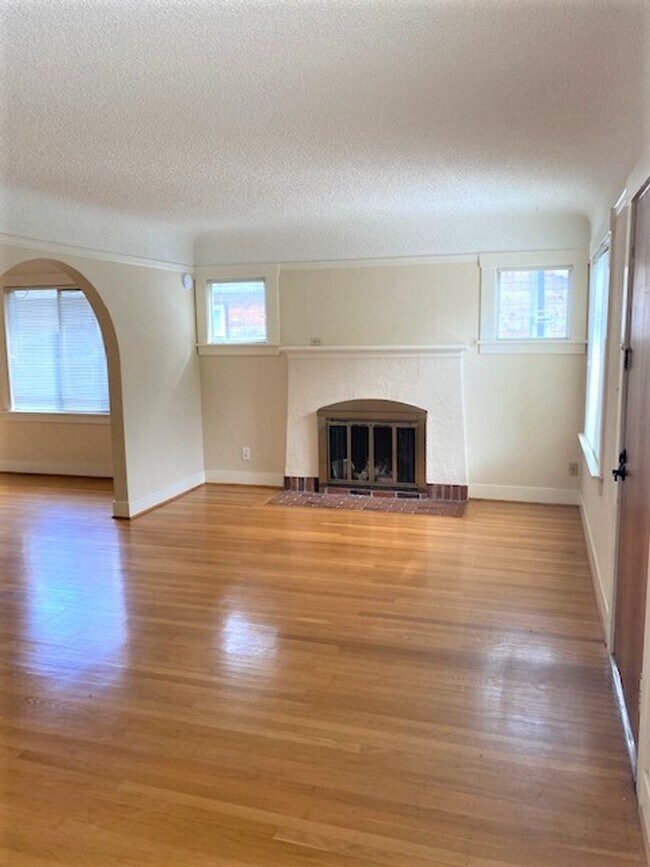 2 Bedroom 1.5 Bath w/Finished Basement - House Rental in Seattle, WA ...