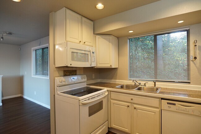 25046 Lake Fenwick Rd - Townhome Rental in Kent WA | ForRent.com