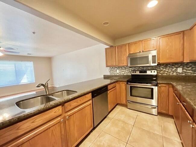 3 Bed 2.5 Bath in Gated Community Off-Campus Housing, Phoenix, AZ