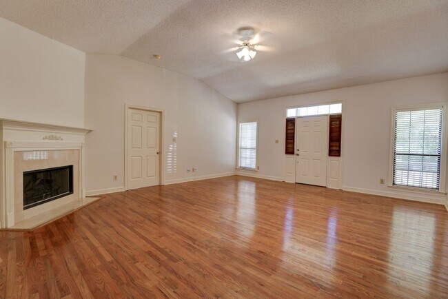 Large three bedroom, two bath home for ren... - House Rental in ...