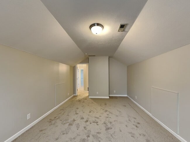 HALF OFF RENT! Custom built 4 bedroom home - House Rental in ...