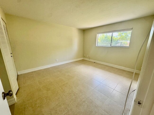 2 bedroom 2 bathroom unfurnished annual Off-Campus Housing, Fort Myers, FL