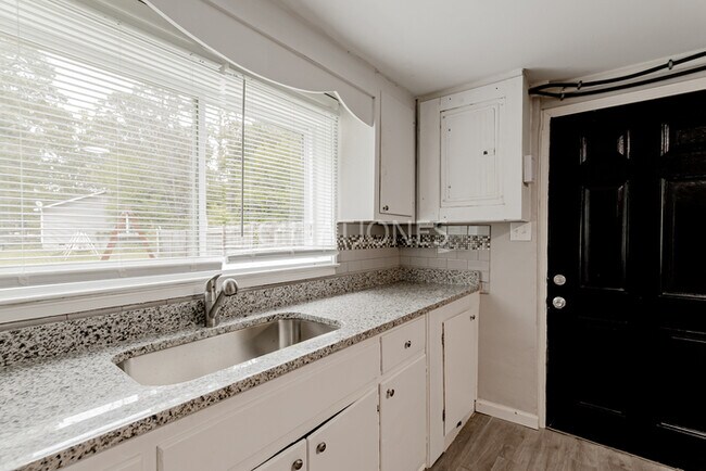 HOLIDAY SPECIAL! SIGN A LEASE BY NOVEMBER ... House - House Rental in ...